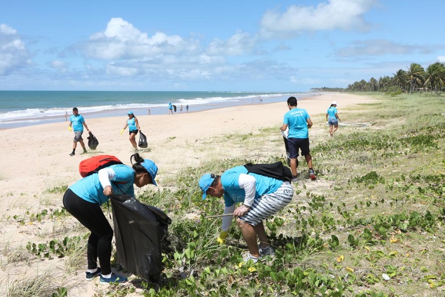 Ação de voluntariado promove limpeza de praia e dia de conscientização ...